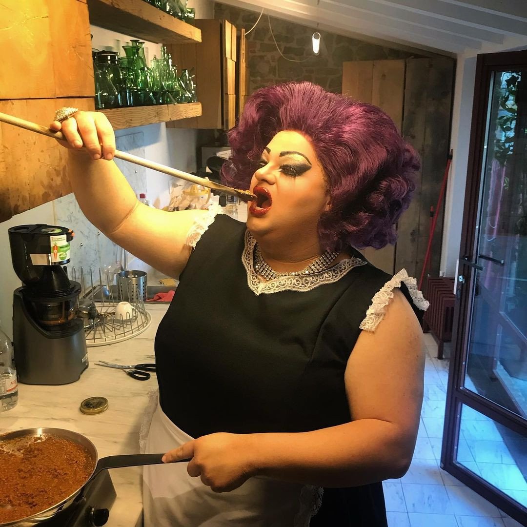 Ivana Vamp: chi è la drag queen che conduce "Una vampata di gusto" • IMTV