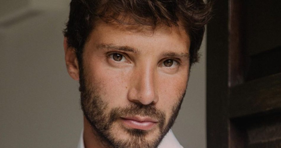 Da Natale a Santo Stefano, De Martino conduce il Christmas show stasera in tv