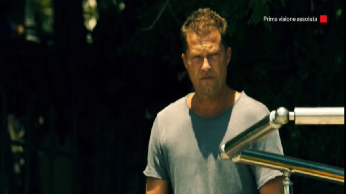 Nick - Off Duty, il thriller d'azione con l'attore di Bastardi senza gloria