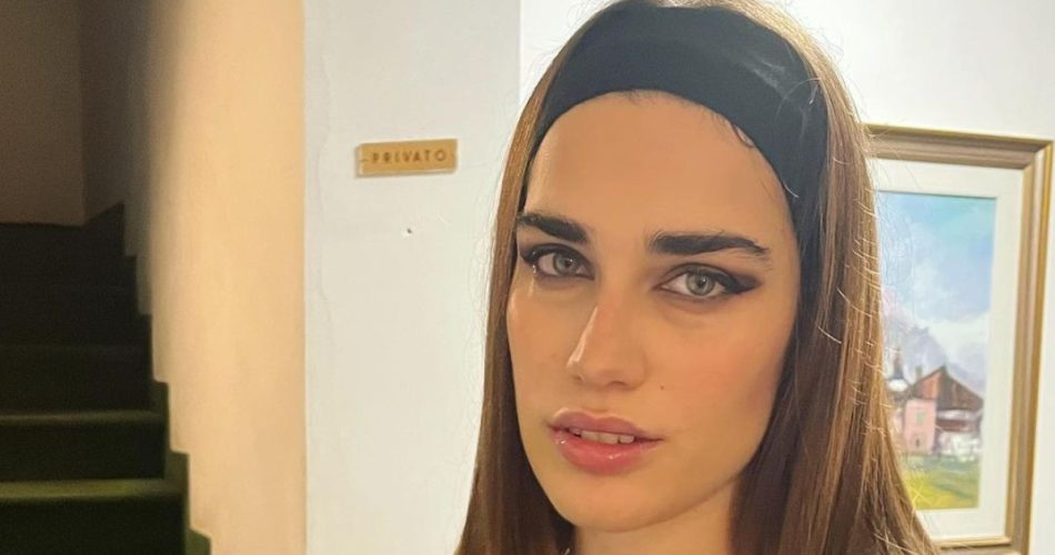 Clara, le cose da sapere sulla cantante e attrice di Mare Fuori: età e ...