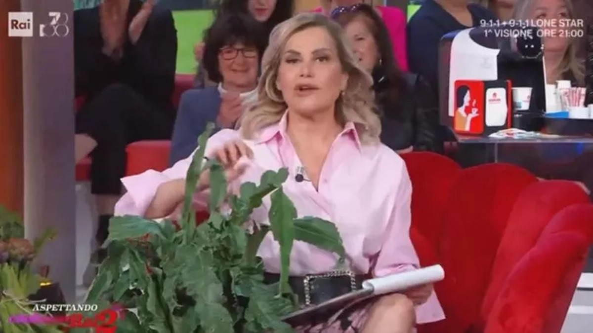 Simona Ventura spaventa, metà viso paralizzato: cosa è successo