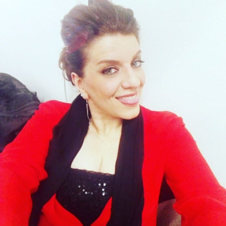 Chi è Barbara Cola: età e quanti Sanremo ha fatto l'ospite di Caterina ...