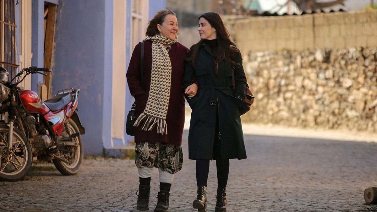 Annem, il film con Özge Gürel stasera in tv: trama, cast e trailer